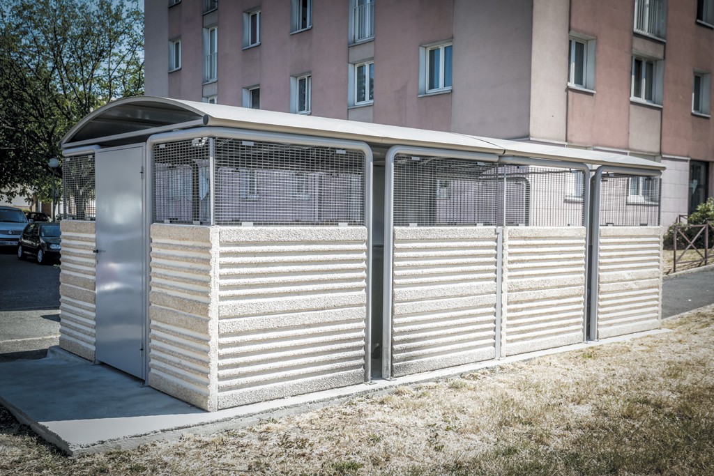 Local de stockage et parc conteneurs poubelles béton