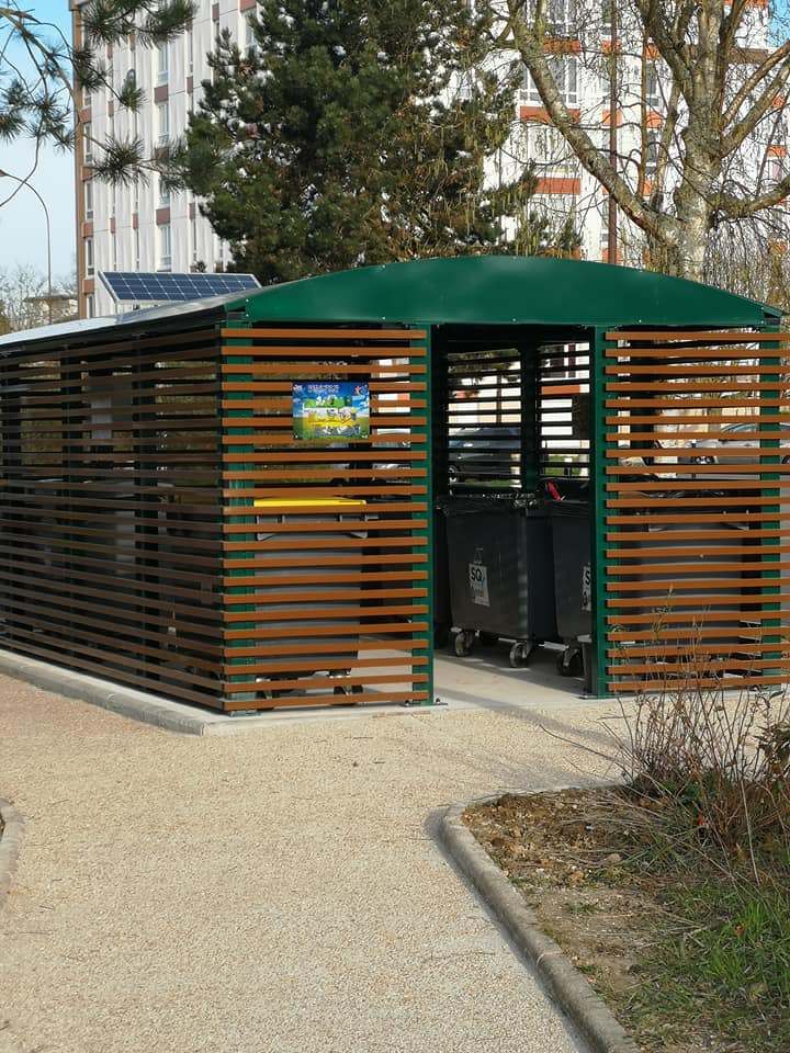 Parc à conteneurs en lattes de bois jusqu'à 14 bacs