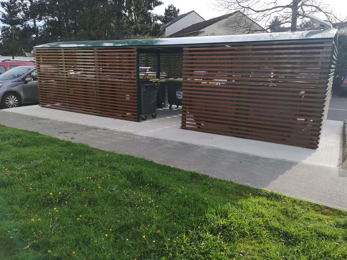 Parc à conteneurs en lattes de bois jusqu'à 14 bacs