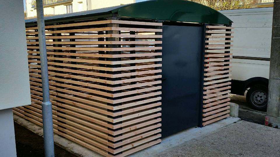 Parc à conteneurs en lattes de bois jusqu'à 14 bacs