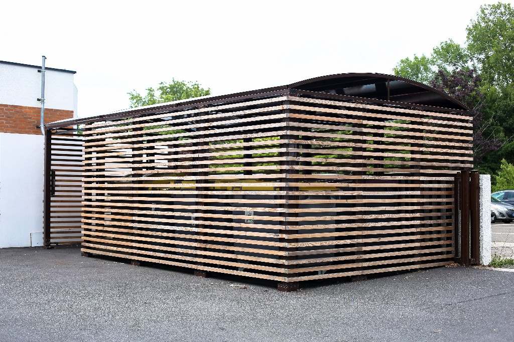 Parc à conteneurs en lattes de bois jusqu'à 14 bacs