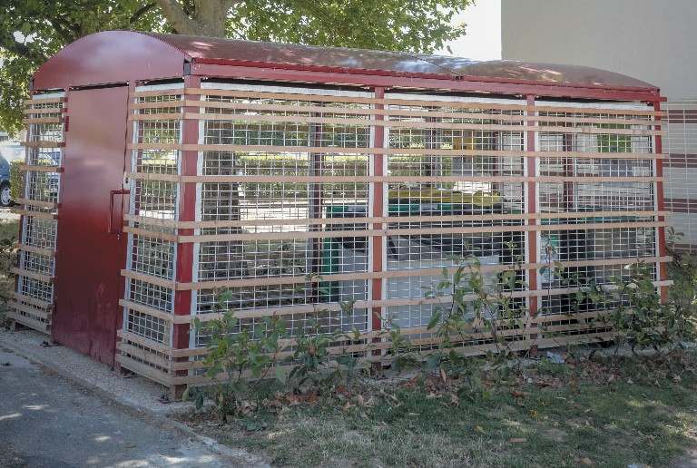 Parc à conteneurs en lattes de bois jusqu'à 14 bacs