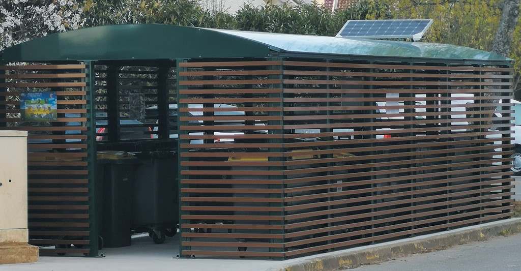 Parc à conteneurs en lattes de bois jusqu'à 14 bacs