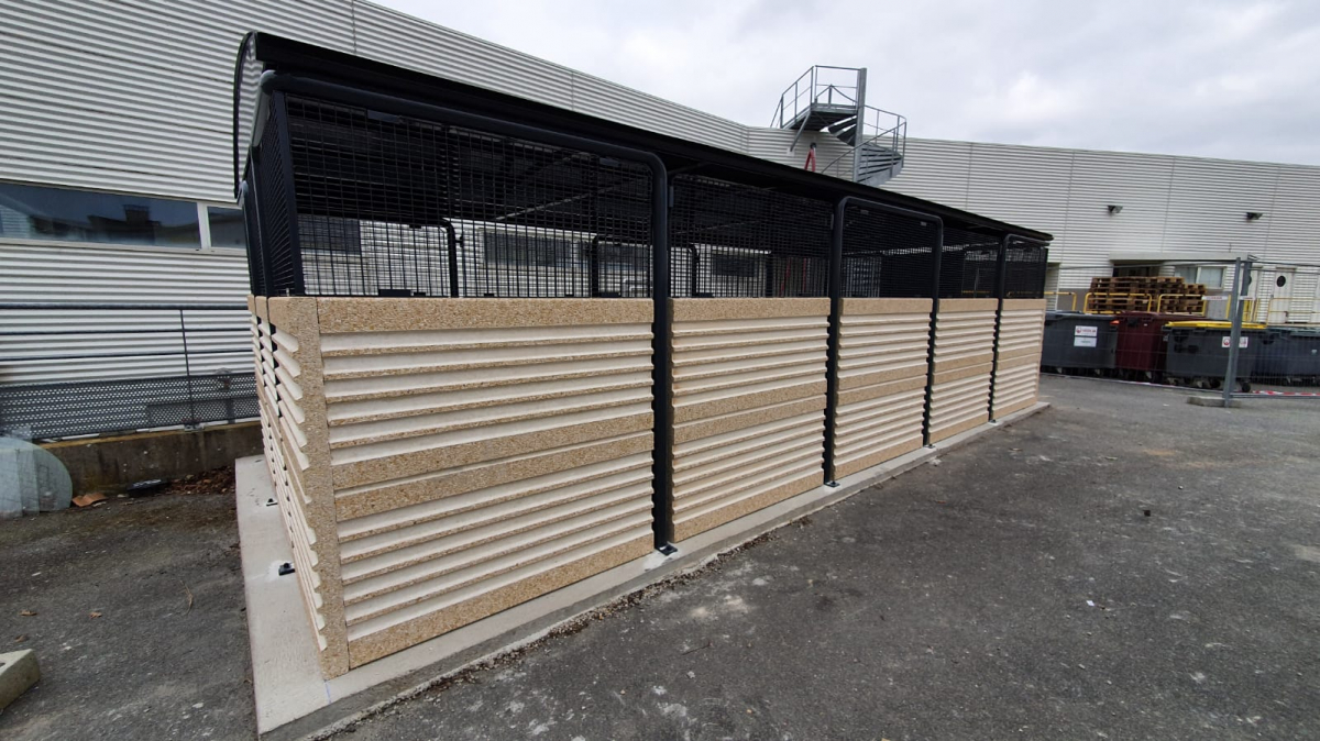 Local de stockage et parc conteneurs poubelles béton